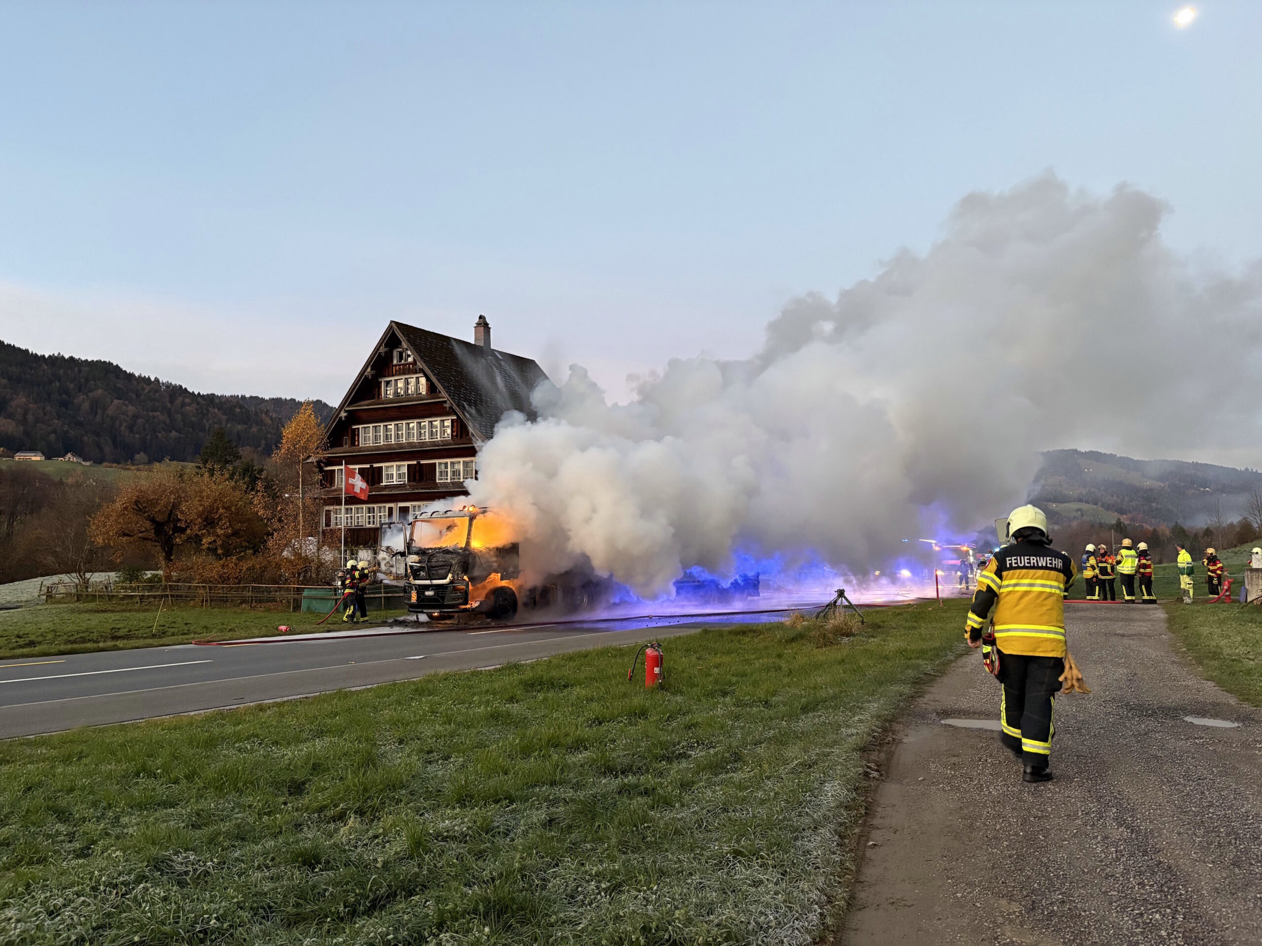 CH/Ebnat-Kappel: Lastwagen in Vollbrand | Feuerwehr Objektiv